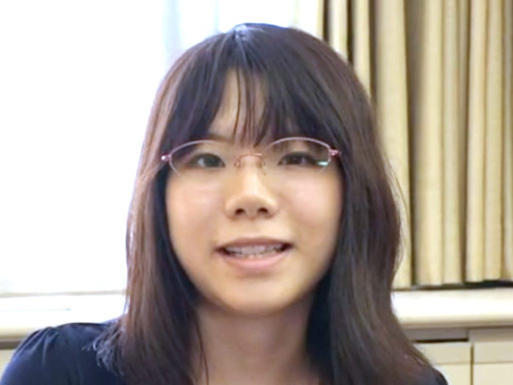 地味メガネちょいブスアラサー人妻、欲求不満すぎて初めての精飲ごっくん 地味メガネお姉さんのエロ動画「ヌルテカメガネ」 